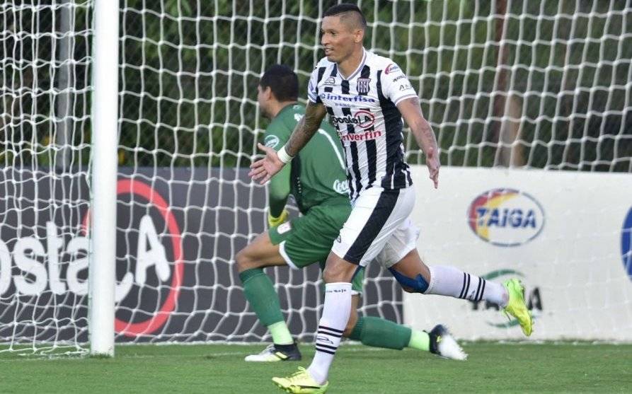 Fabio Escobar seguirá chutando en este club a sus 40 años
