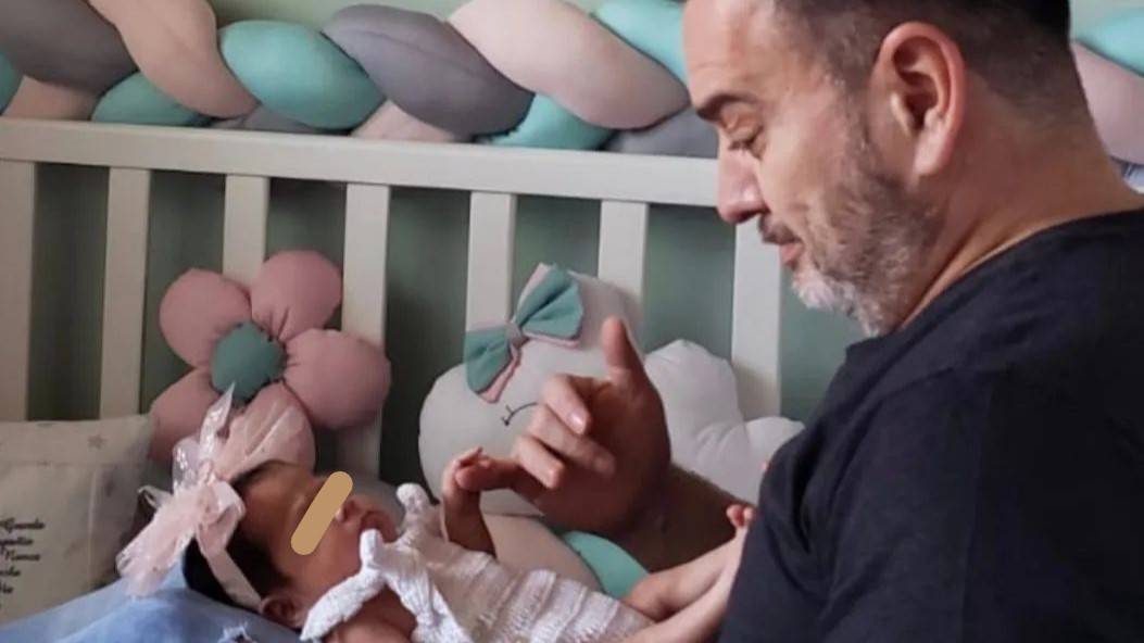 Carlos Troche presentó a su beba y contó que nació prematura