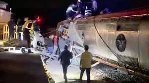 Dos trenes chocaron en España y el número de víctimas aumenta